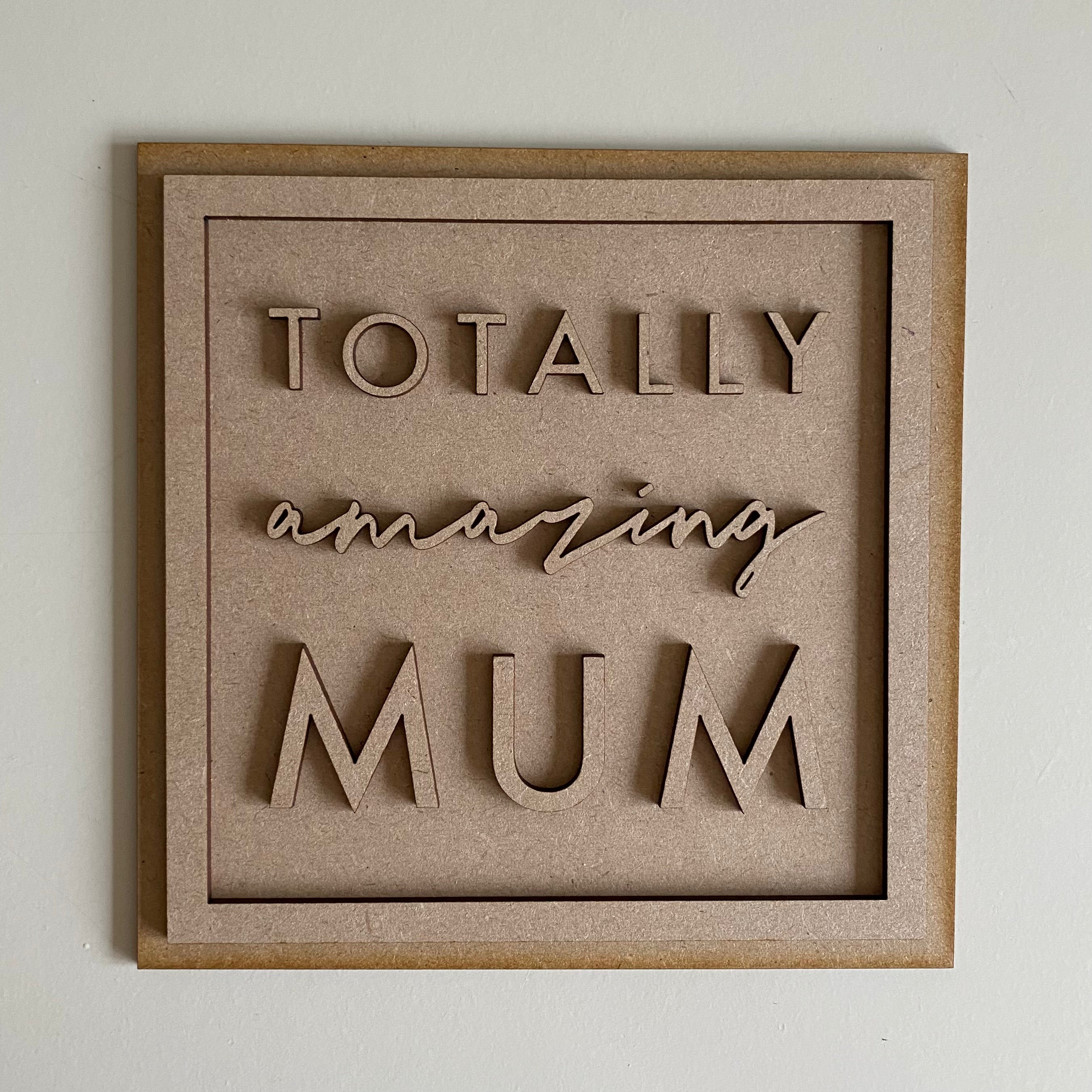 19cm Totally Amazing Mum Sign – ÄRTHAUS 52