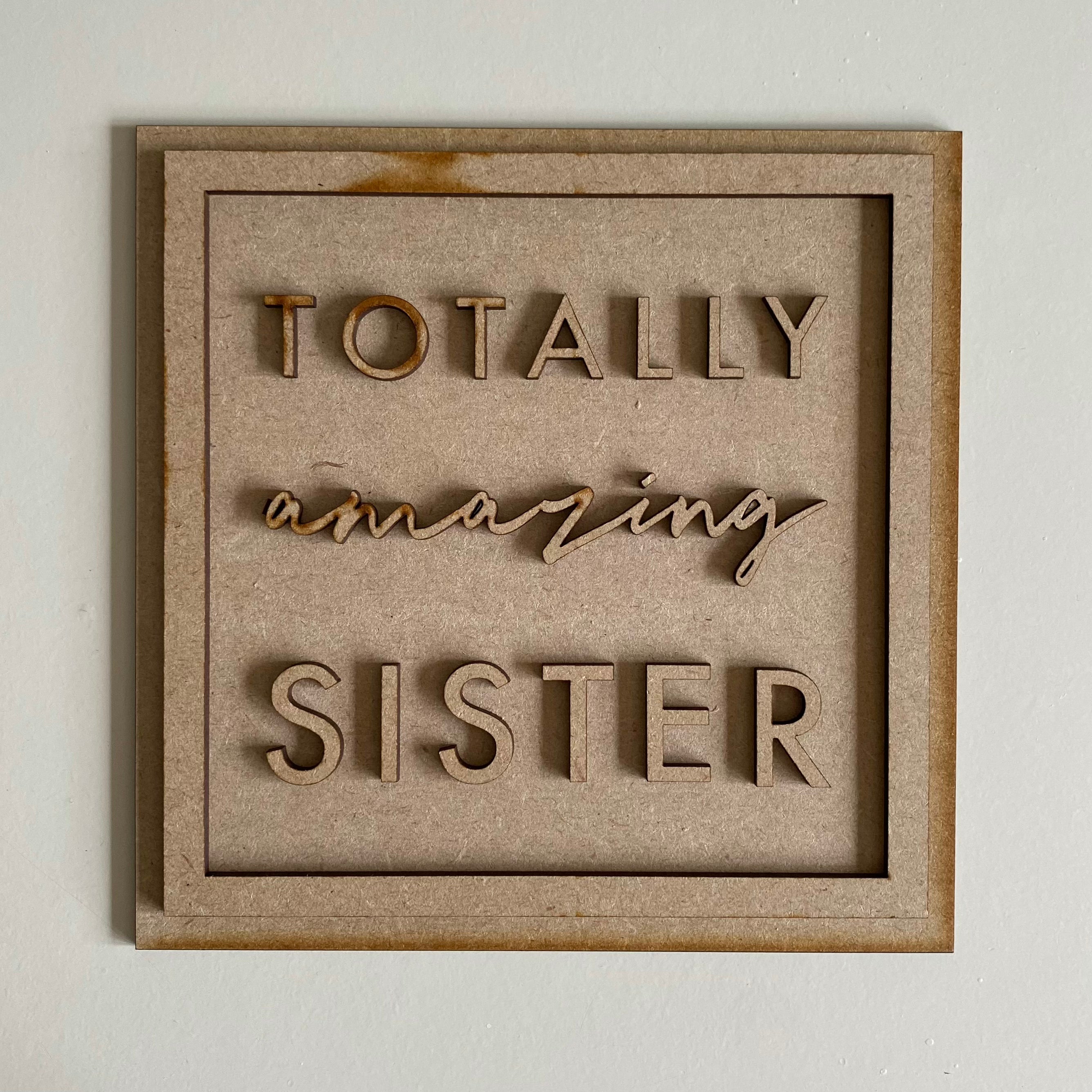 19cm Totally Amazing Sister Sign – ÄRTHAUS 52